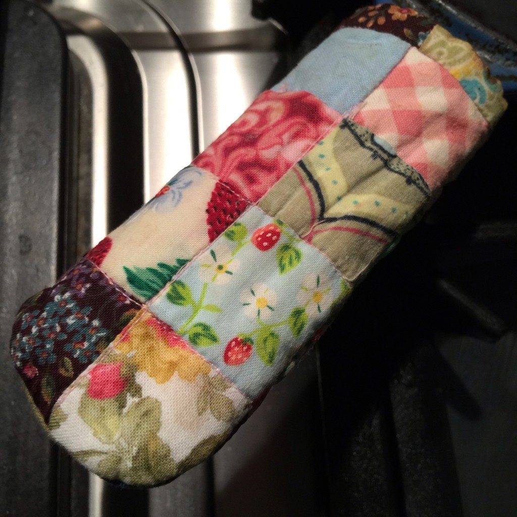 Quilty Pan Handle Cover + Tutorial | susies-scraps.com