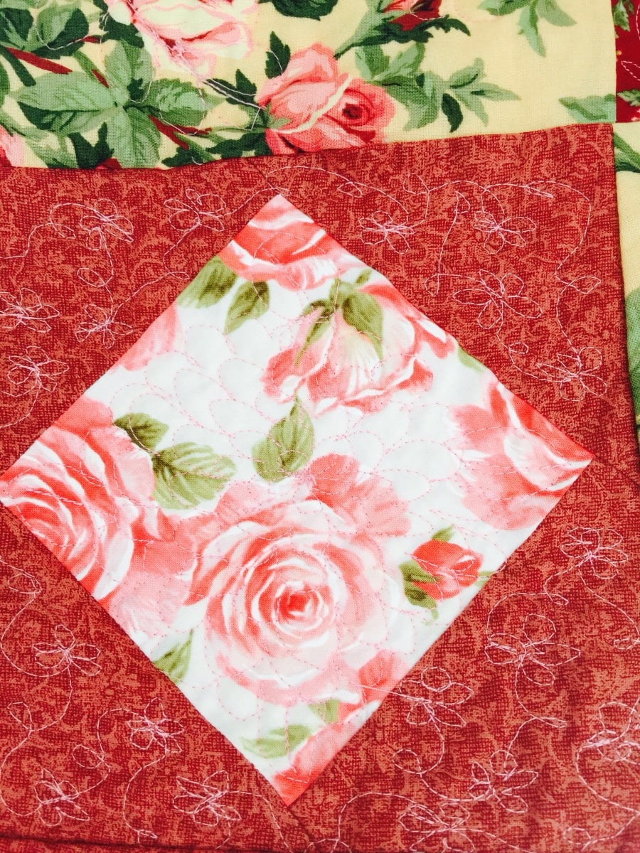 Susie’s Roses Romance Quilt and Free Pattern | susies-scraps.com