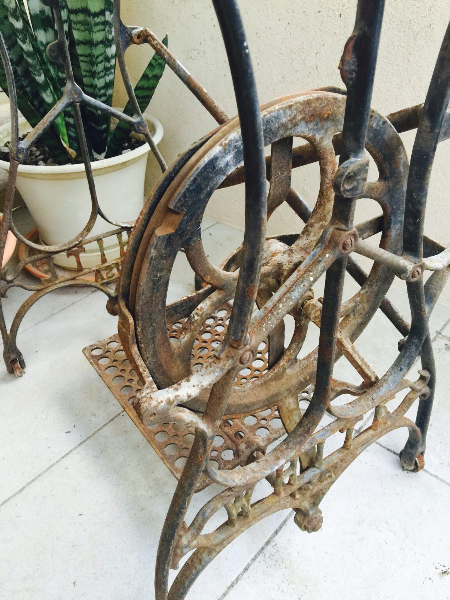 Antique White USA Treadle Base | susies-scraps.com