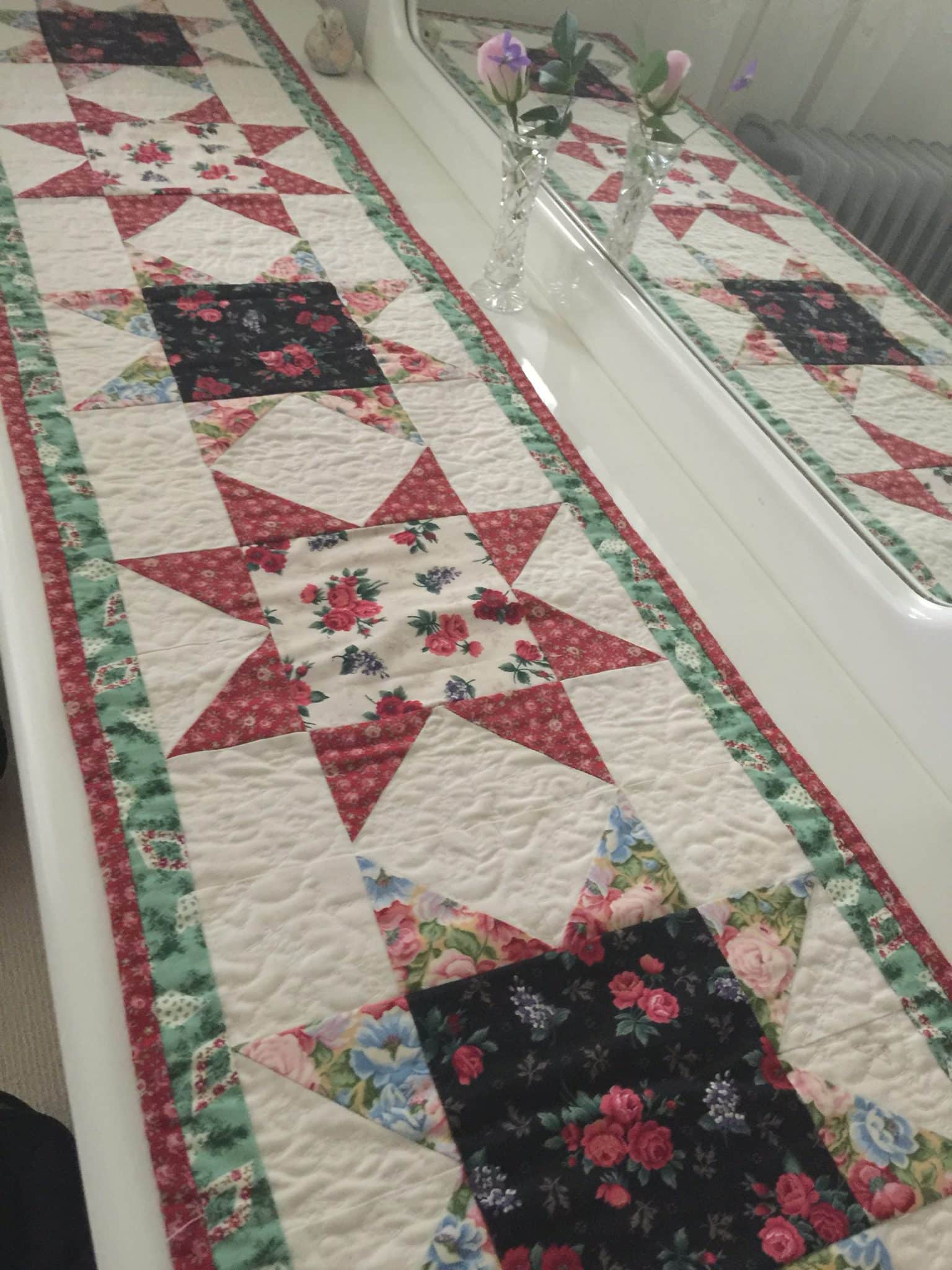 Christmas Stars Table Runner and Pattern | susies-scraps.com