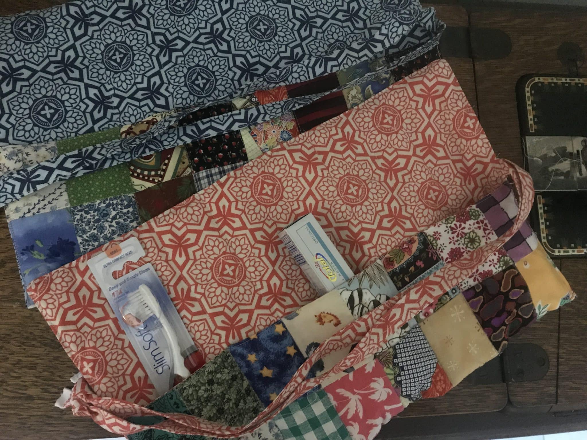 Everywhere I Go – Quilted Travel Roll – Tutorial | susies-scraps.com