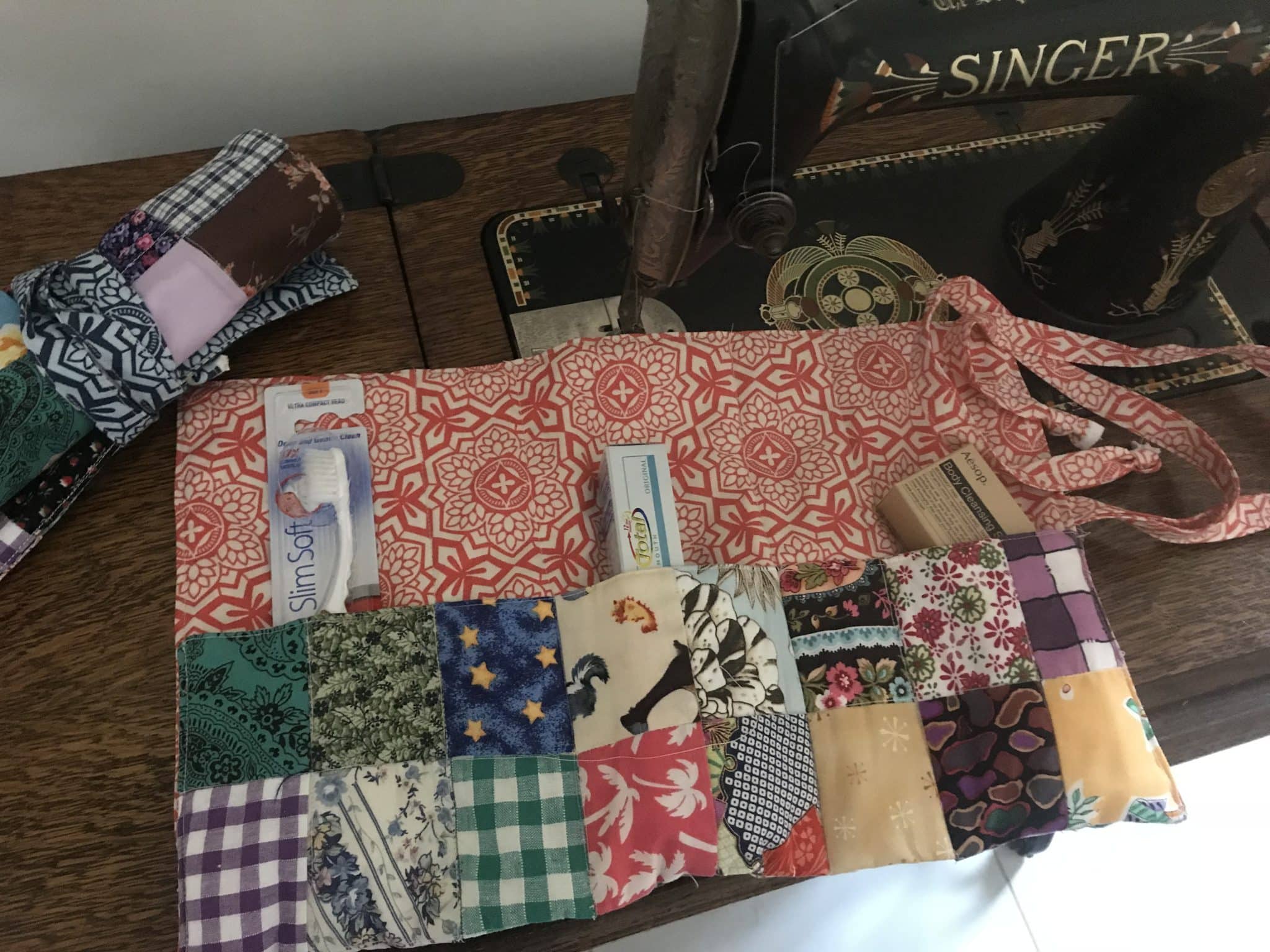 Everywhere I Go – Quilted Travel Roll – Tutorial | susies-scraps.com