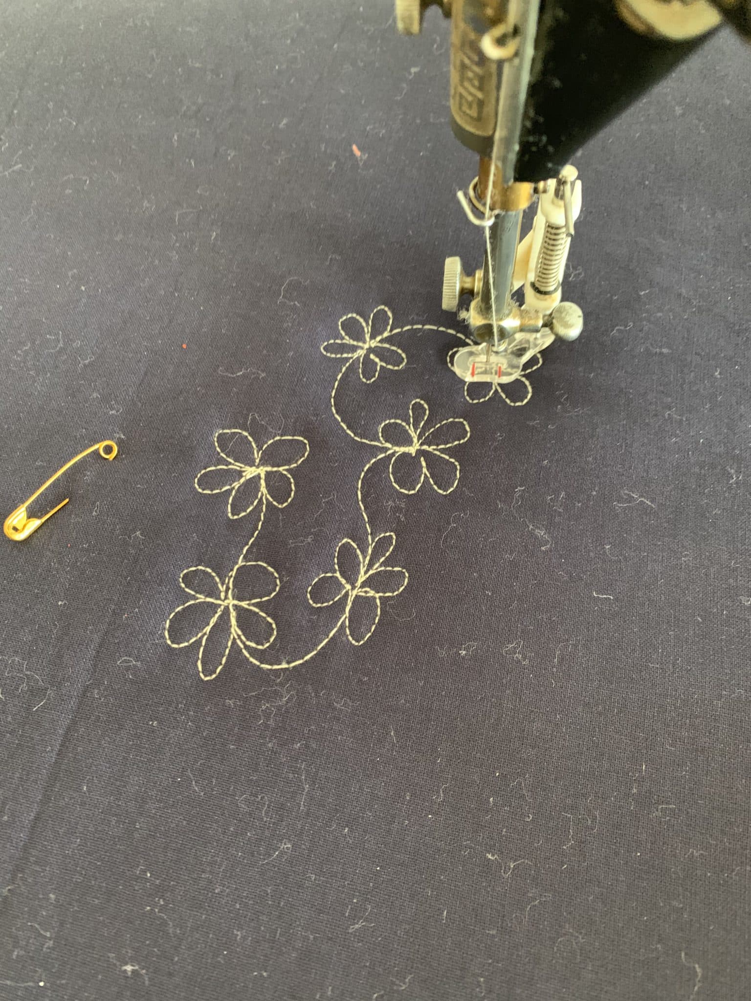 Sashiko Daisies by Treadle Free Motion | susies-scraps.com