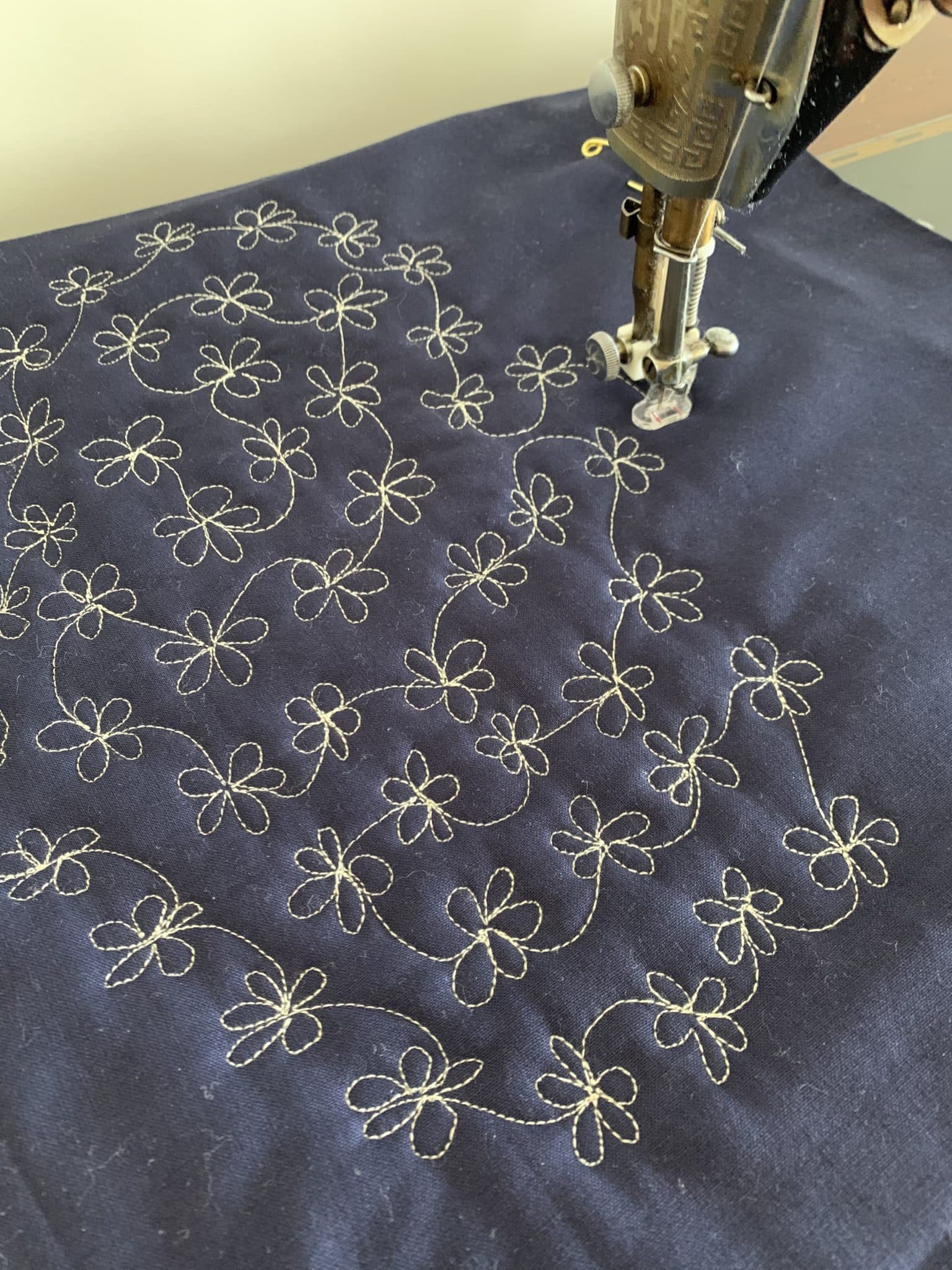 Sashiko Daisies by Treadle Free Motion | susies-scraps.com