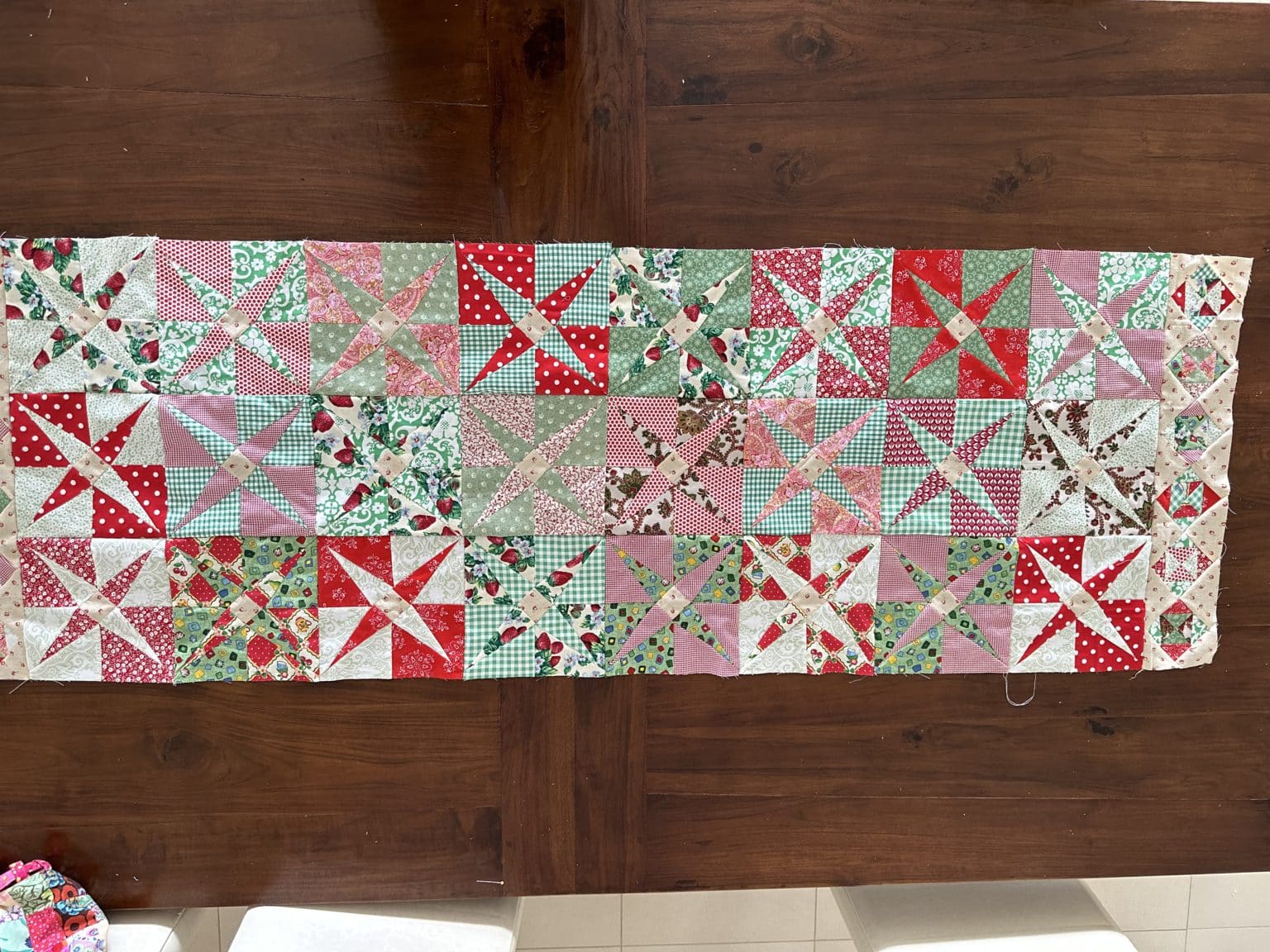 Diamond Stars Christmas Table Runner | susies-scraps.com