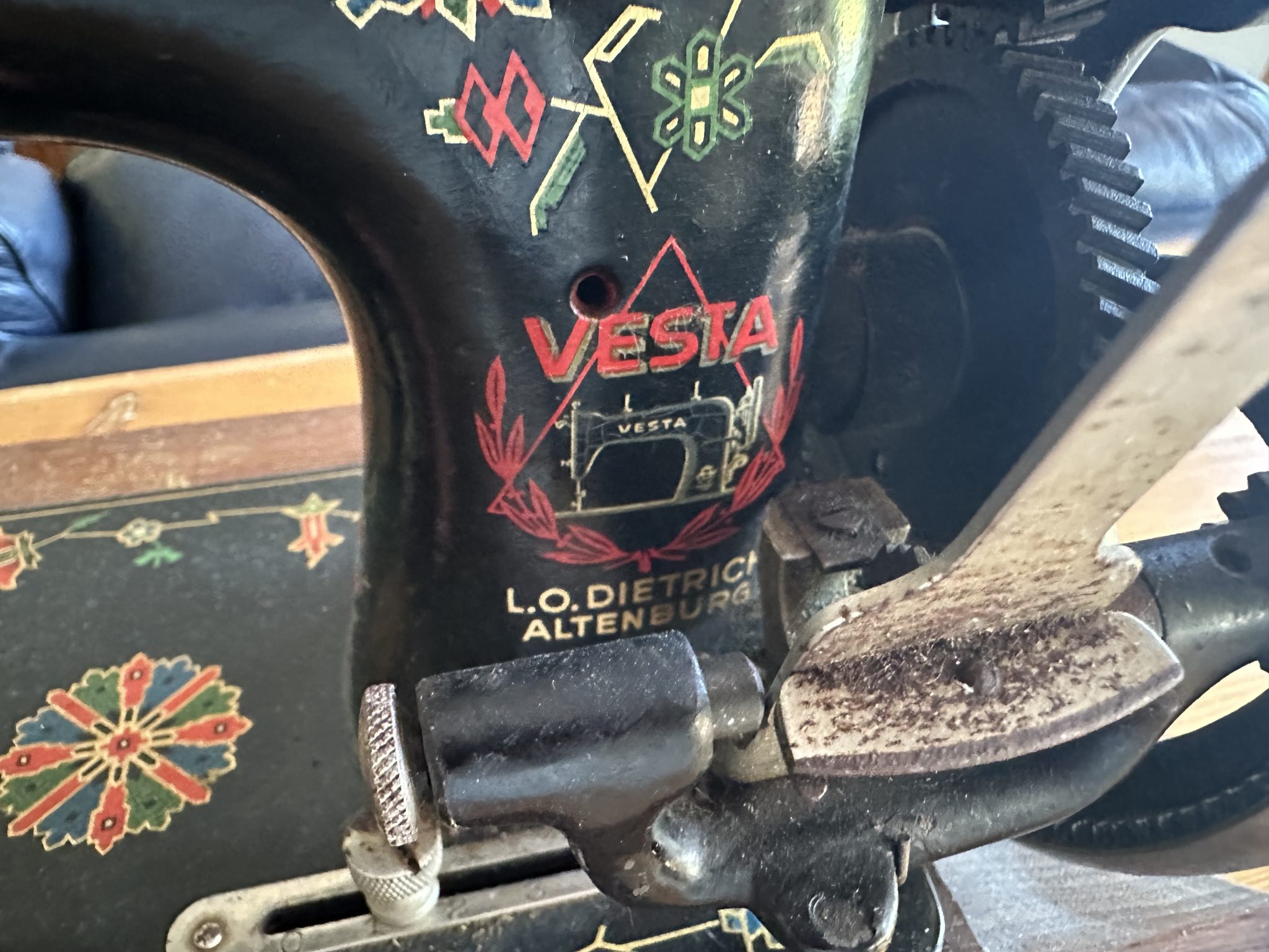 Vintage antique sewing machines | susies-scraps.com